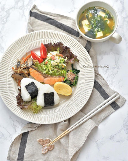 和モダンな食卓にも和食器のように使えるお皿